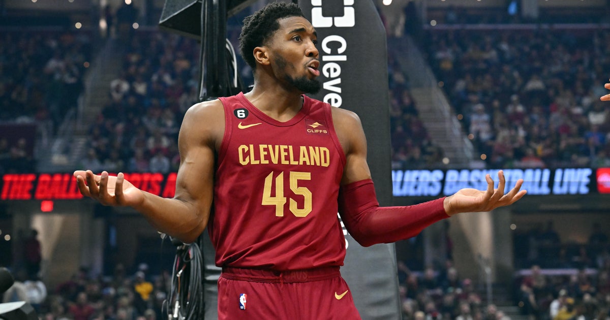 NBA: Mitchell's desperation score shouldn't have counted - CBS Chicago