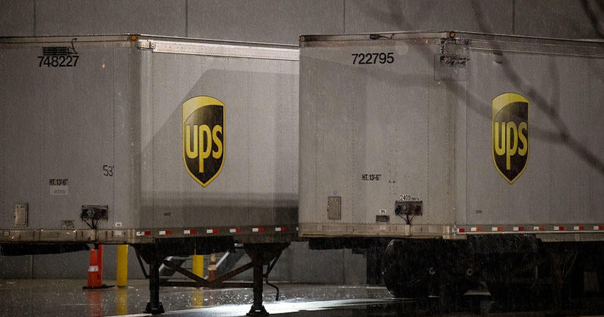 1 dead after UPS truck crashes, lands in creek - CBS Texas