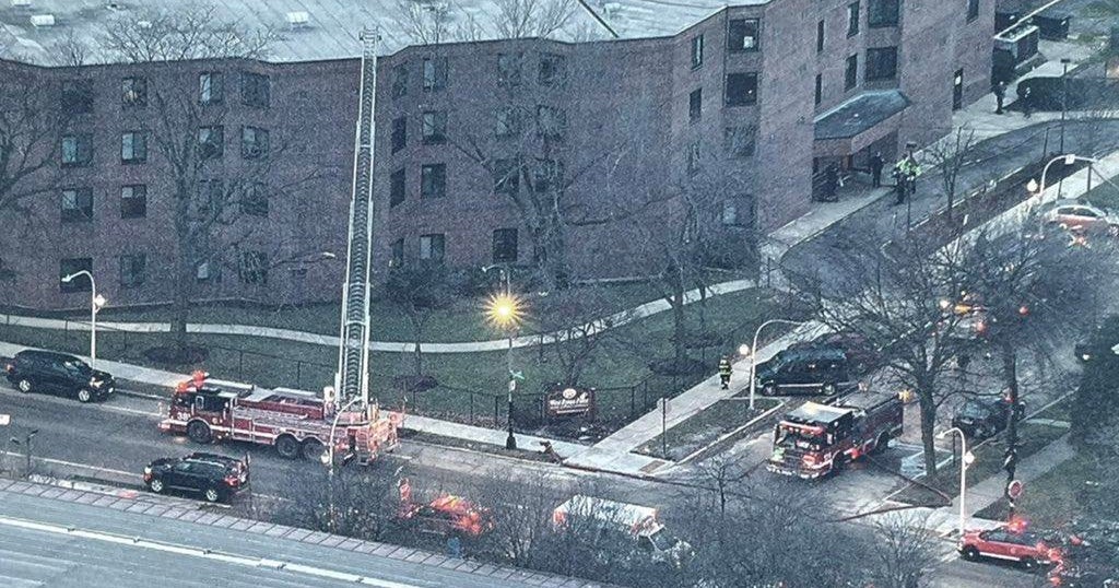 3 hurt in fire at Irving Park senior apartment complex - CBS Chicago
