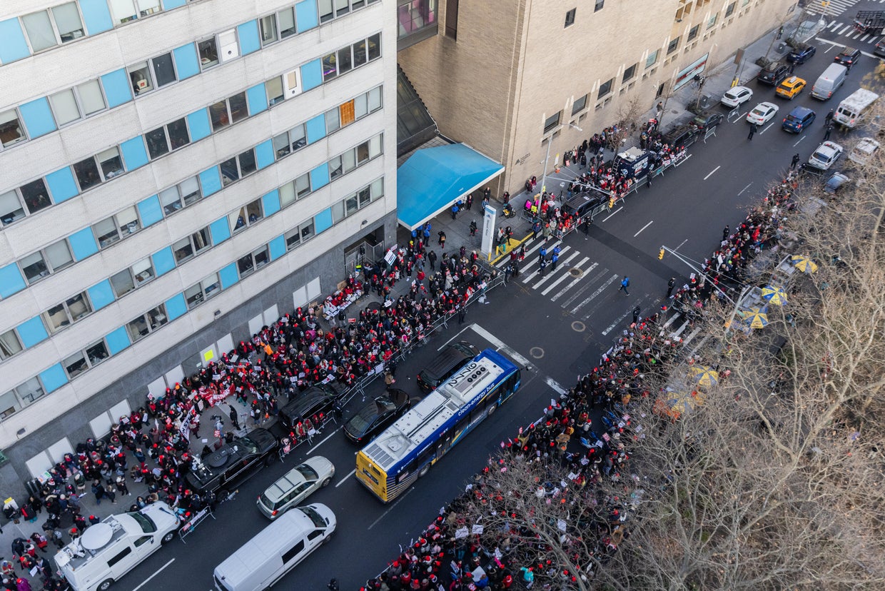 Nursing strike at two big NYC hospitals enters second day - CBS News