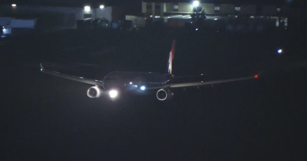 Plane makes emergency landing at LAX due to hydraulic steering issue ...