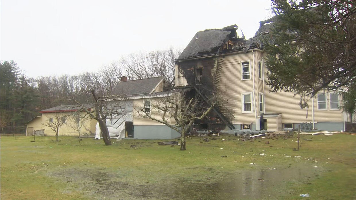 Man dies in fire at multi-family home in Holbrook - CBS Boston