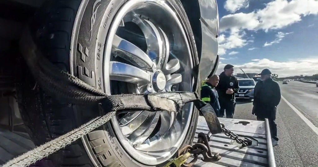Monster pothole damages tens of cars on Peninsula - CBS San Francisco