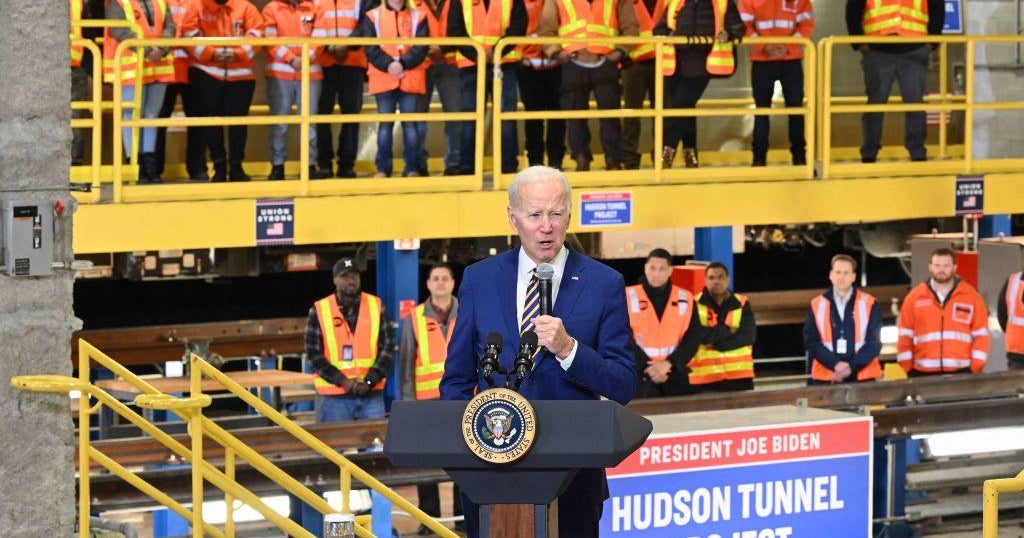 Biden, in New York, announces $292 million for new rail tunnel under Hudson River - CBS News