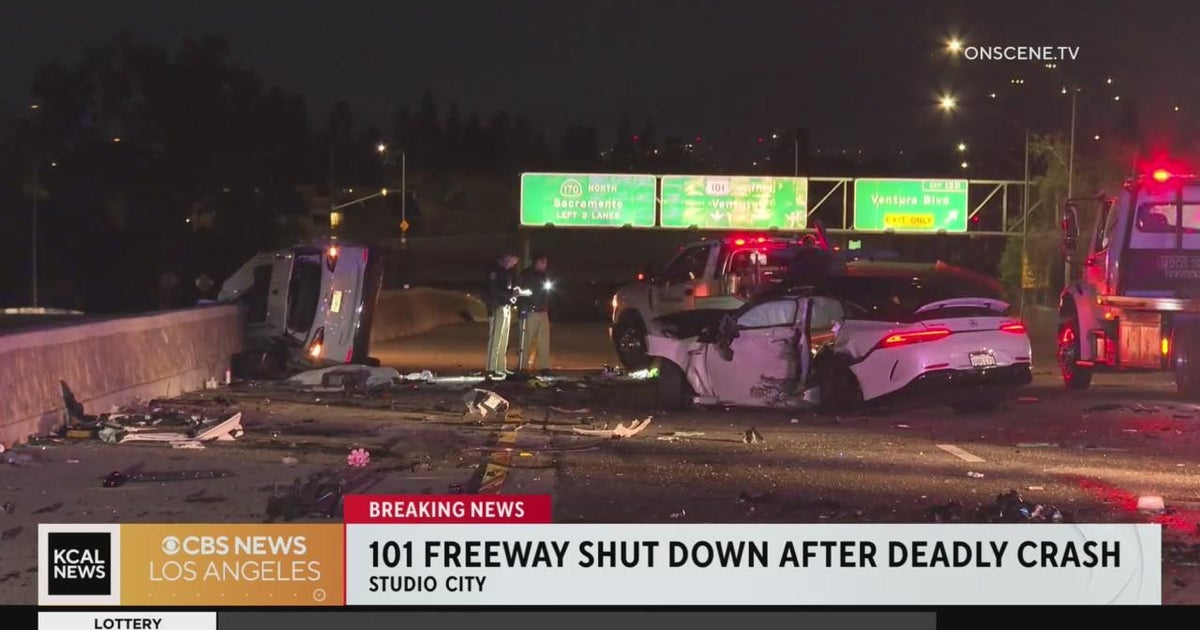 One dead in multi-vehicle crash on 101 Fwy in Studio City - CBS Los Angeles