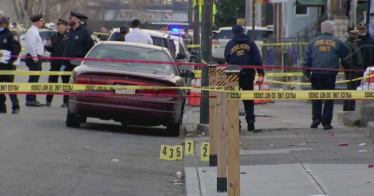 Philadelphia police officer shot, 3 suspects in custody - CBS Philadelphia