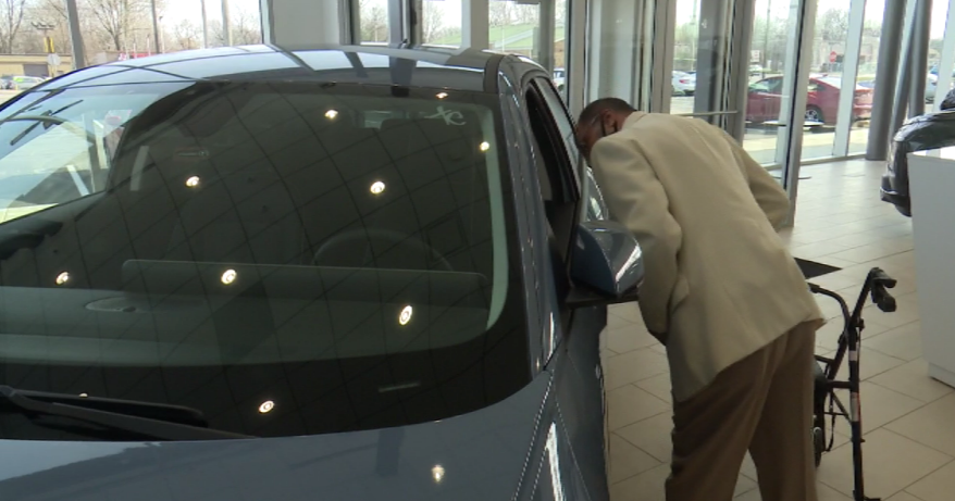 Interest in electric cars grows, shoppers remain hesitant - CBS Chicago