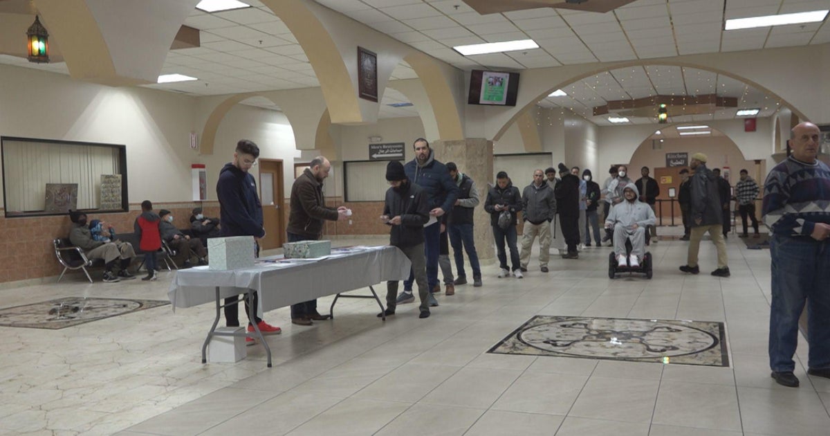 Members of Detroit mosque line up to donate to earthquake victims - CBS ...