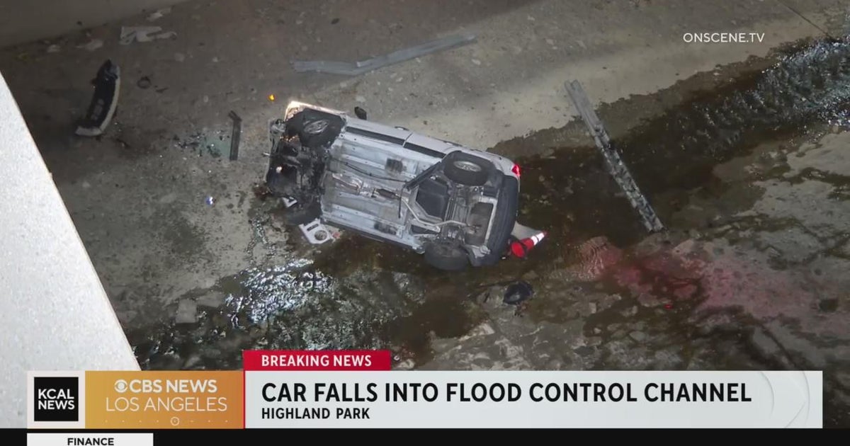 Vehicle drives into Highland Park flood control channel - CBS Los Angeles