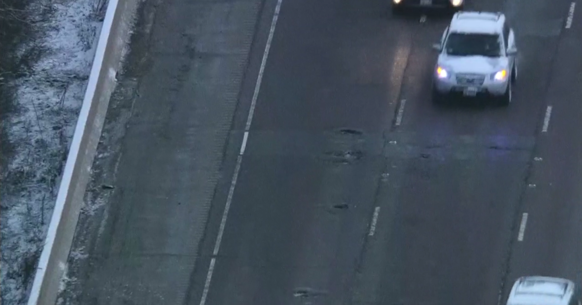 IDOT steps in for potholes plaguing Stevenson Expressway - CBS Chicago