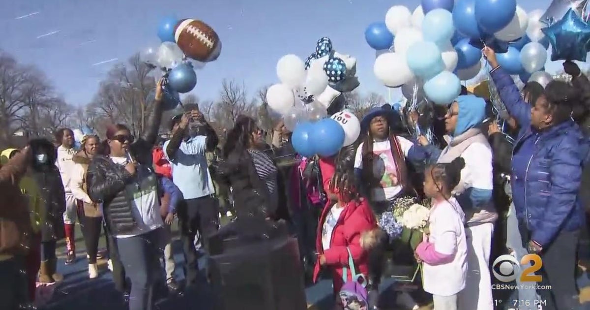 Balloon release held for 12-year-old Elijah Brown in Newark - CBS New York