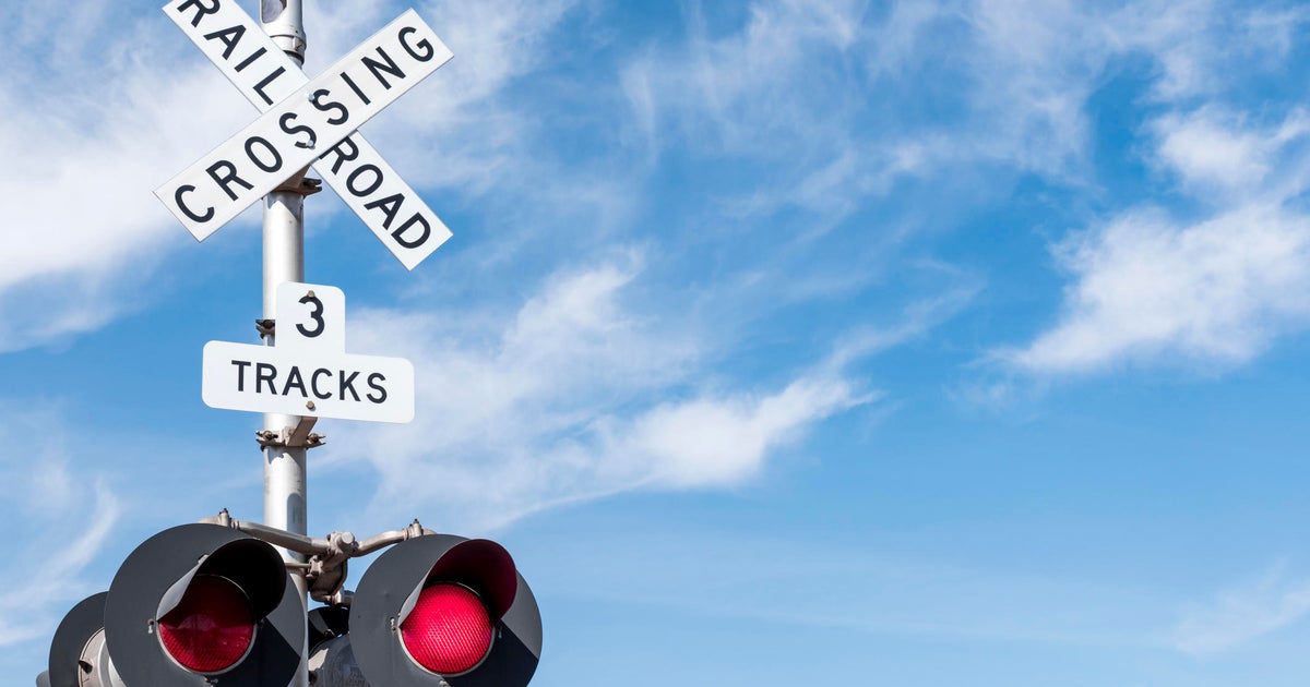 Union Pacific train derails in Riverbank - CBS Sacramento