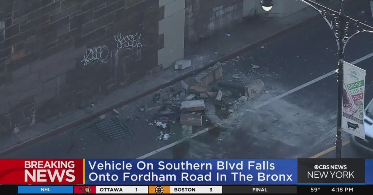 Vehicle plunges off Bronx overpass - CBS New York
