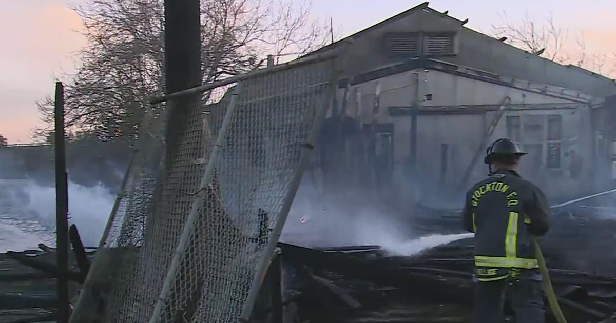 Fire destroys abandoned warehouse along Stockton Waterfront - CBS ...