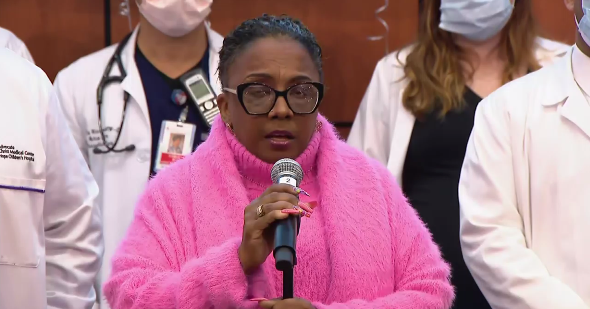 Woman celebrates 10 years with new heart - CBS Chicago