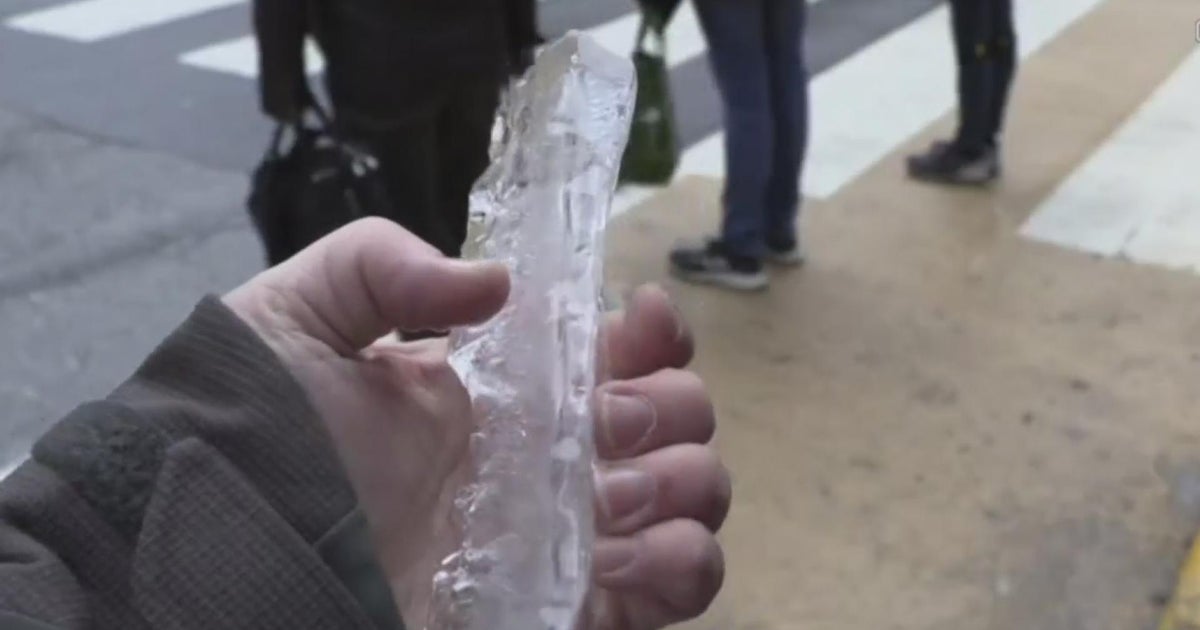 East side sidewalks of Willis Tower closed due to falling ice - CBS Chicago