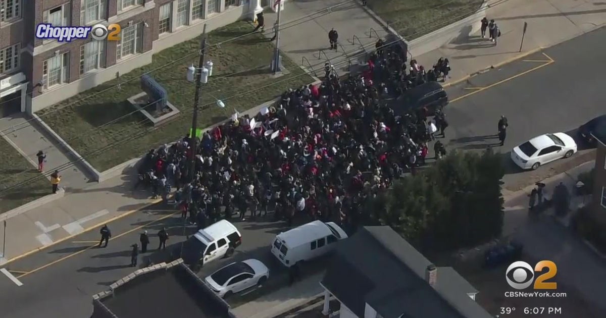 Students and parents protest outside Perth Amboy City Hall - CBS New York
