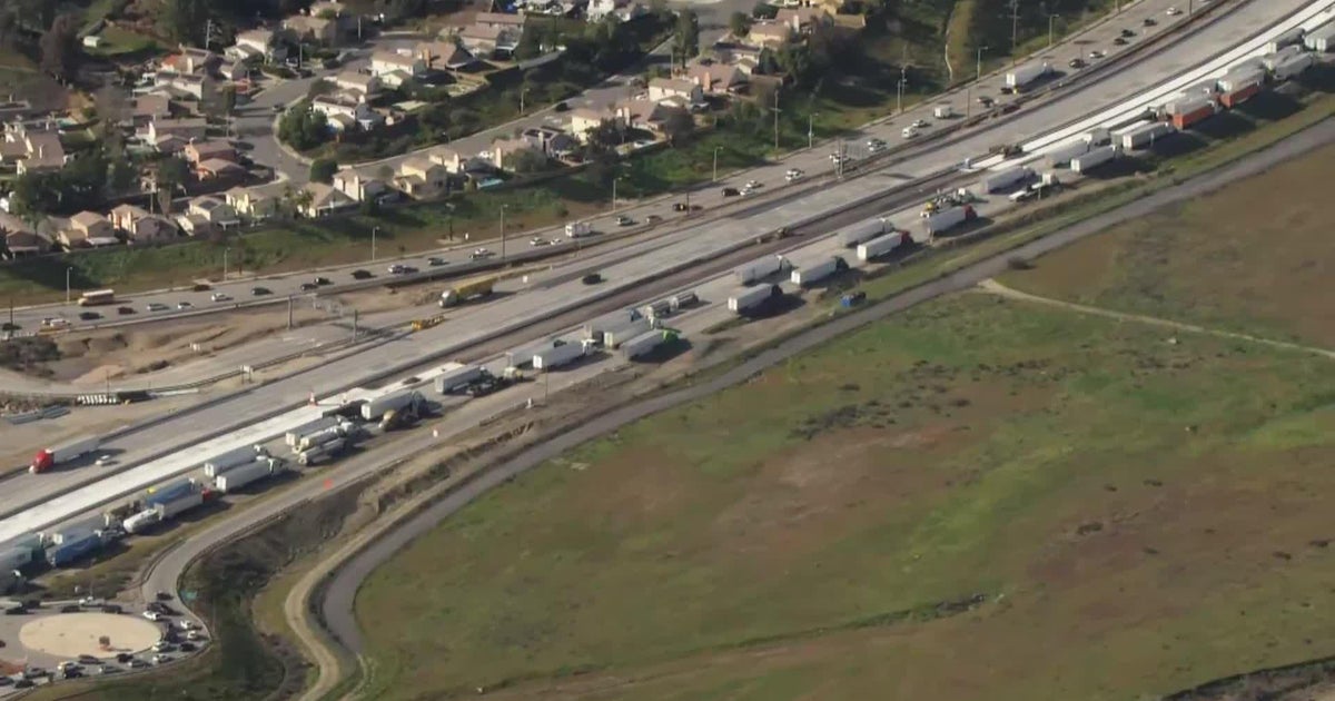 Massive traffic buildup on I-5 - CBS Los Angeles