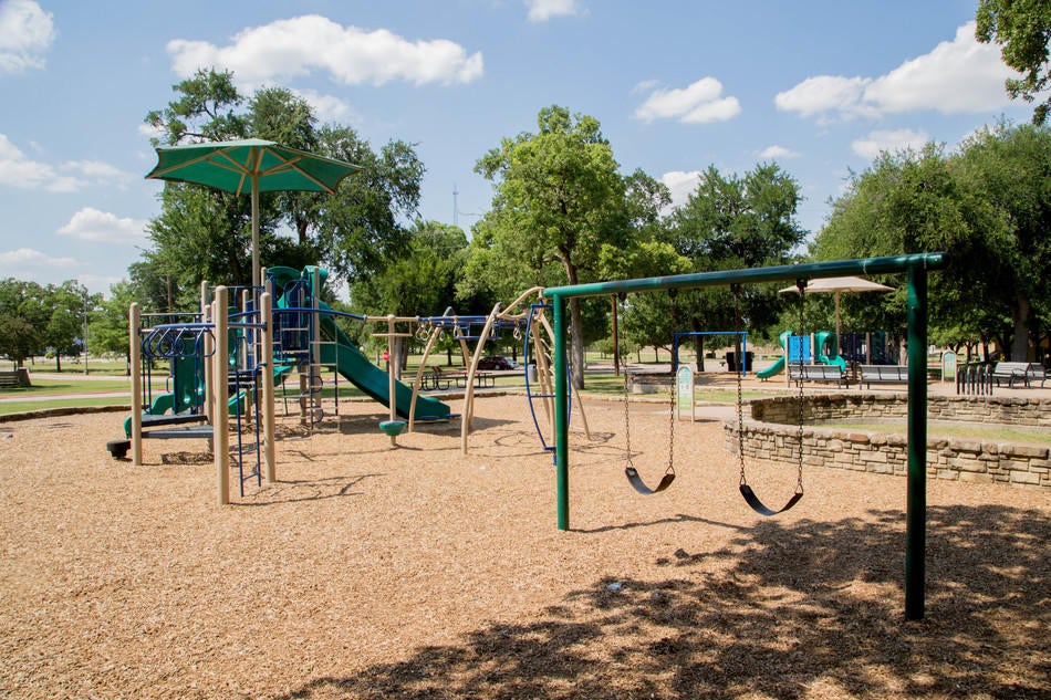 Arlington asks residents for help improving Meadowbrook Park - CBS Texas