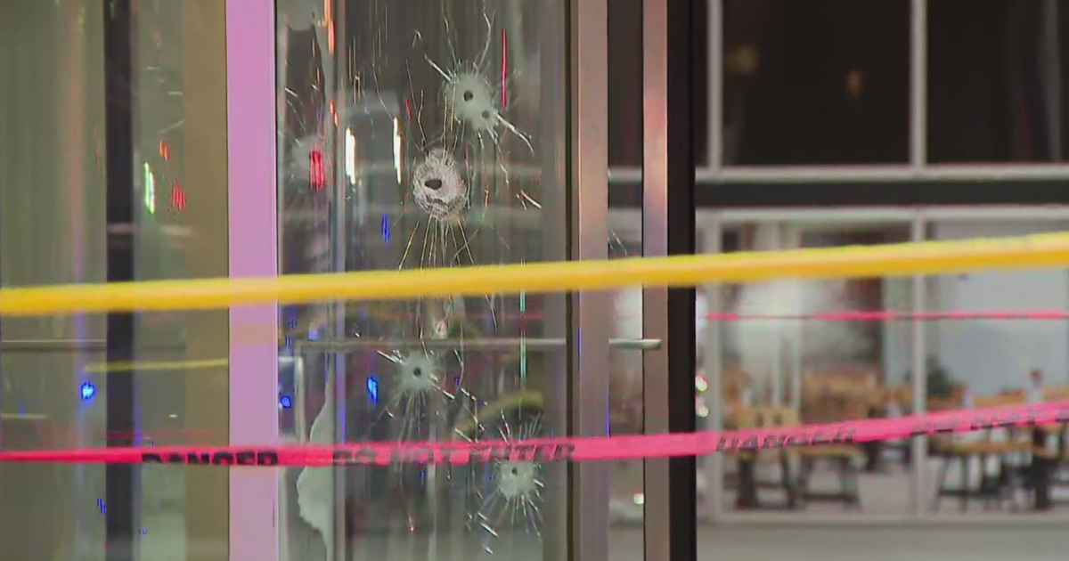 Security guard shot during downtown bank robbery - CBS Chicago