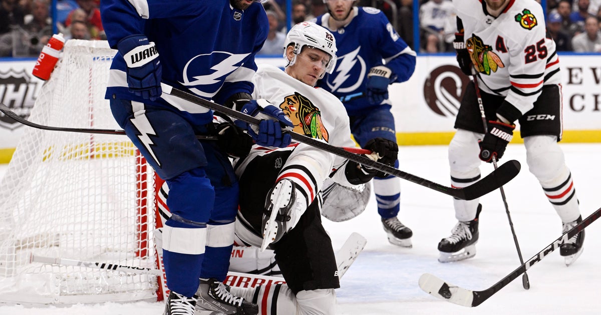 Lightning beat Blackhawks 3-1; Stamkos injures left leg - CBS Chicago