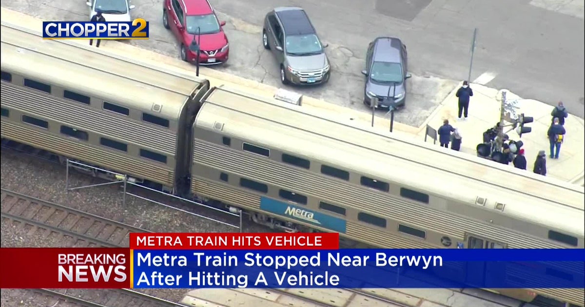 Metra BNSF train hits car near Berwyn - CBS Chicago