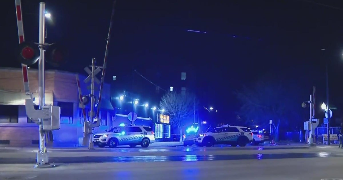 Four people shot in South Shore - CBS Chicago