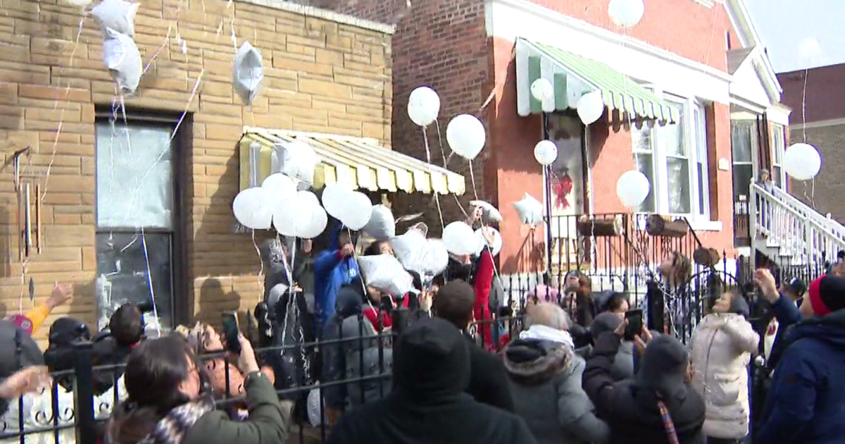 Vigil held for Rosa Chacon, woman found dead in alley - CBS Chicago