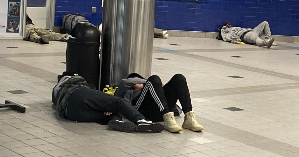 Dozens of Greyhound travelers stranded at Chicago bus station - CBS Chicago