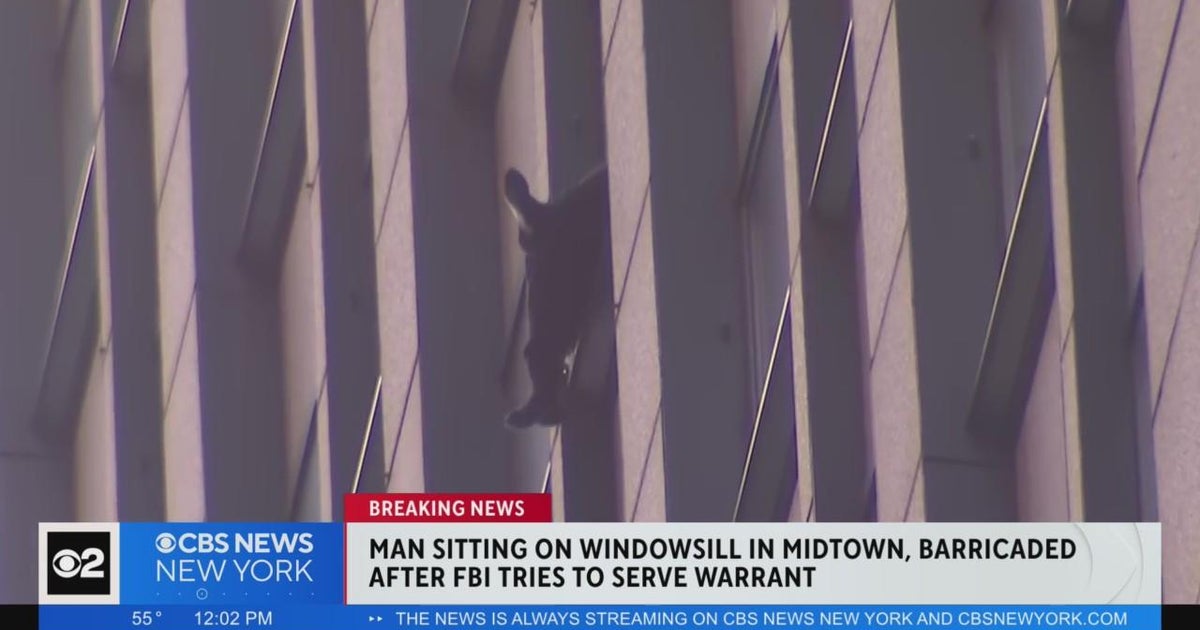 Man sitting on Midtown window after FBI attempts to serve warrant - CBS ...