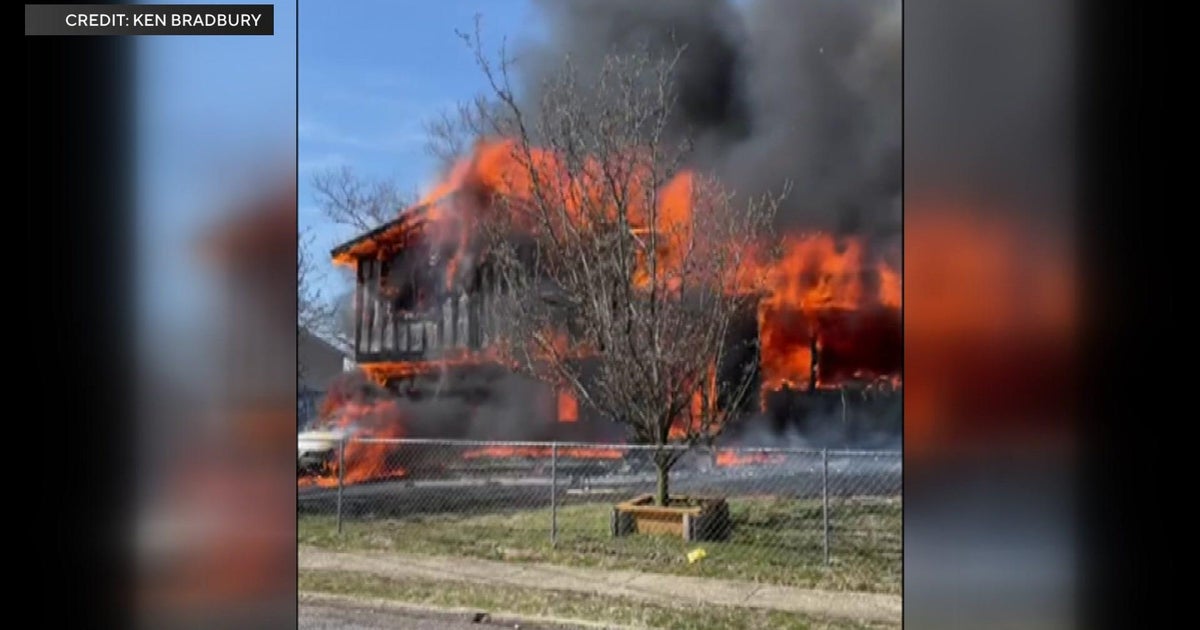 1 firefighter injured battling blaze at Central Islip home - CBS New York