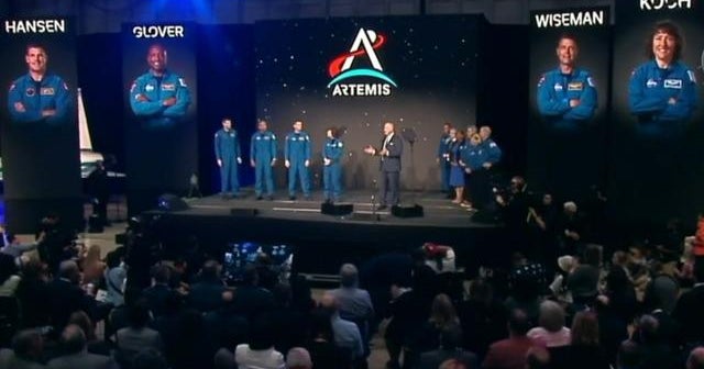 NASA introduces Artemis II moon mission astronauts - CBS News