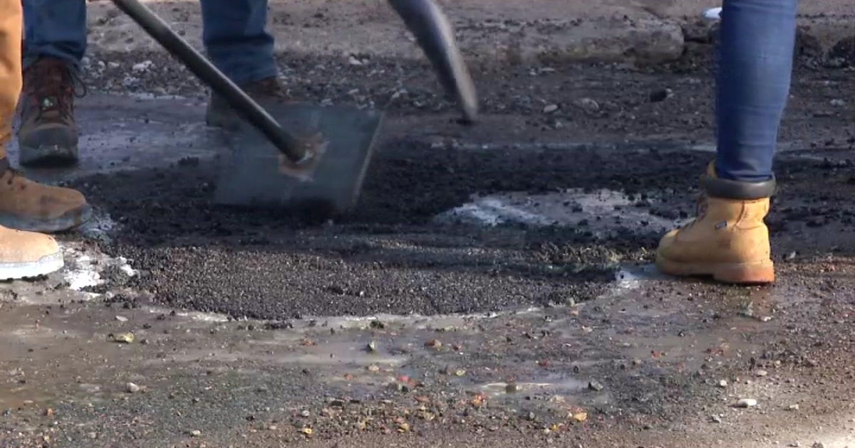 Minneapolis asks residents for more pothole patience - CBS Minnesota