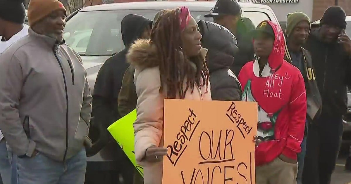 Englewood residents protest new Save-a-Lot grocery store - CBS Chicago