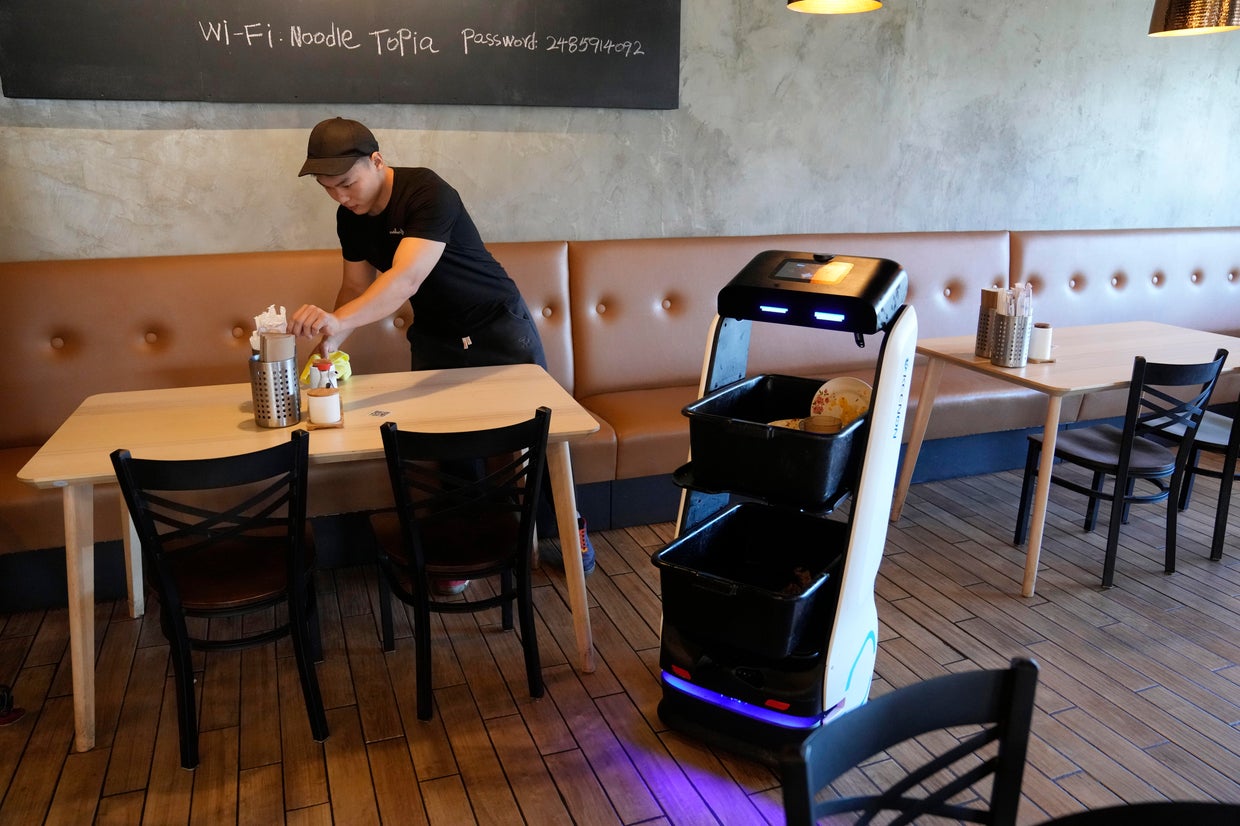 Are robot waiters the wave of the future? Some restaurants say yes ...