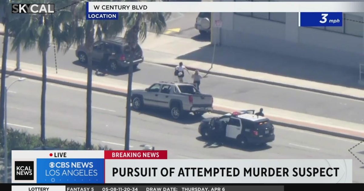 LAPD pursuit suspect and passengers switch cars - CBS Los Angeles