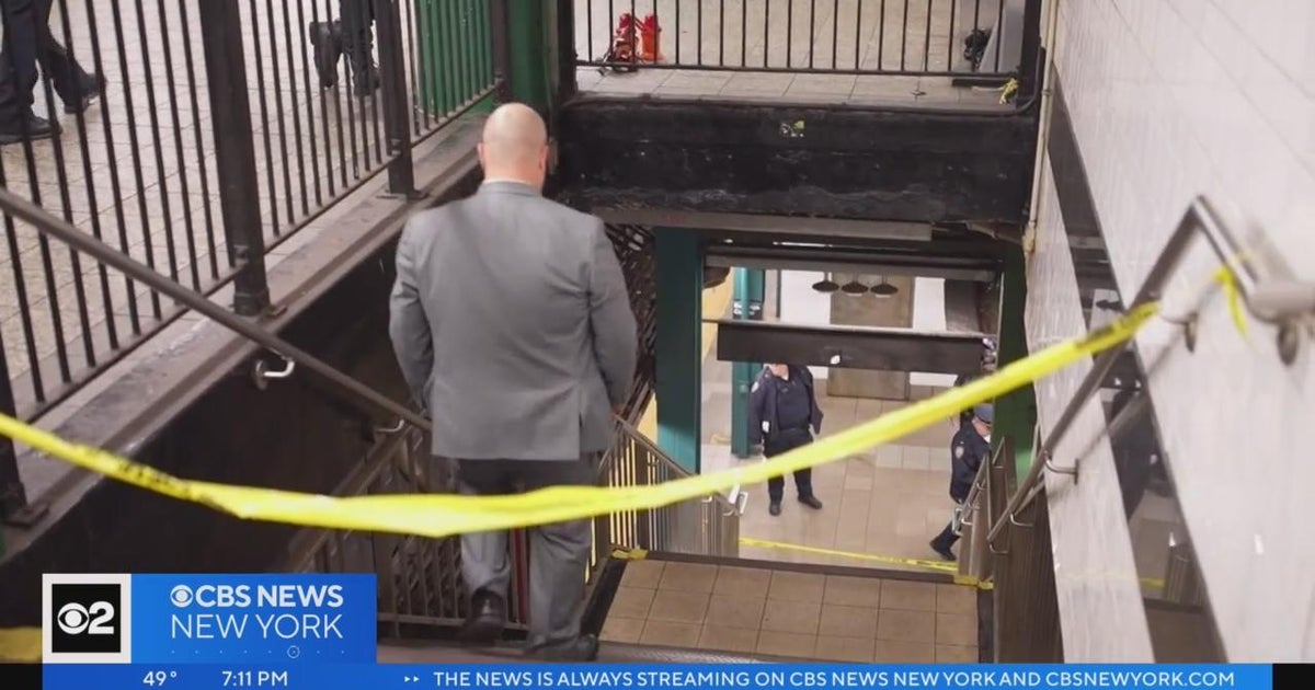Police identify 18-year-old victim of deadly subway stabbing - CBS New York