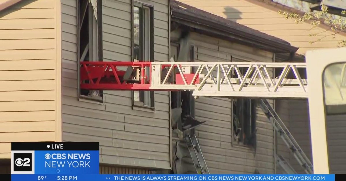Fast-moving fire spreads through Staten Island townhouses - CBS New York