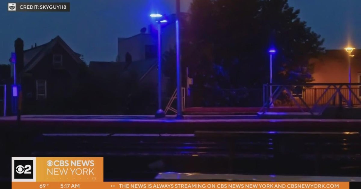 MTA rolls out new safety features to keep people off tracks - CBS New York