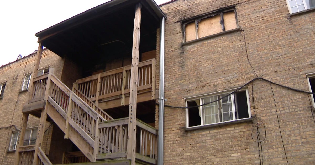 Community demands action on Rogers Park problem buildings - CBS Chicago