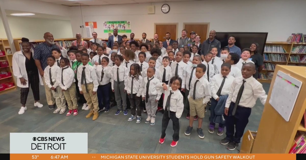 Volunteers at Pontiac school shows kids how to dress for success - CBS ...
