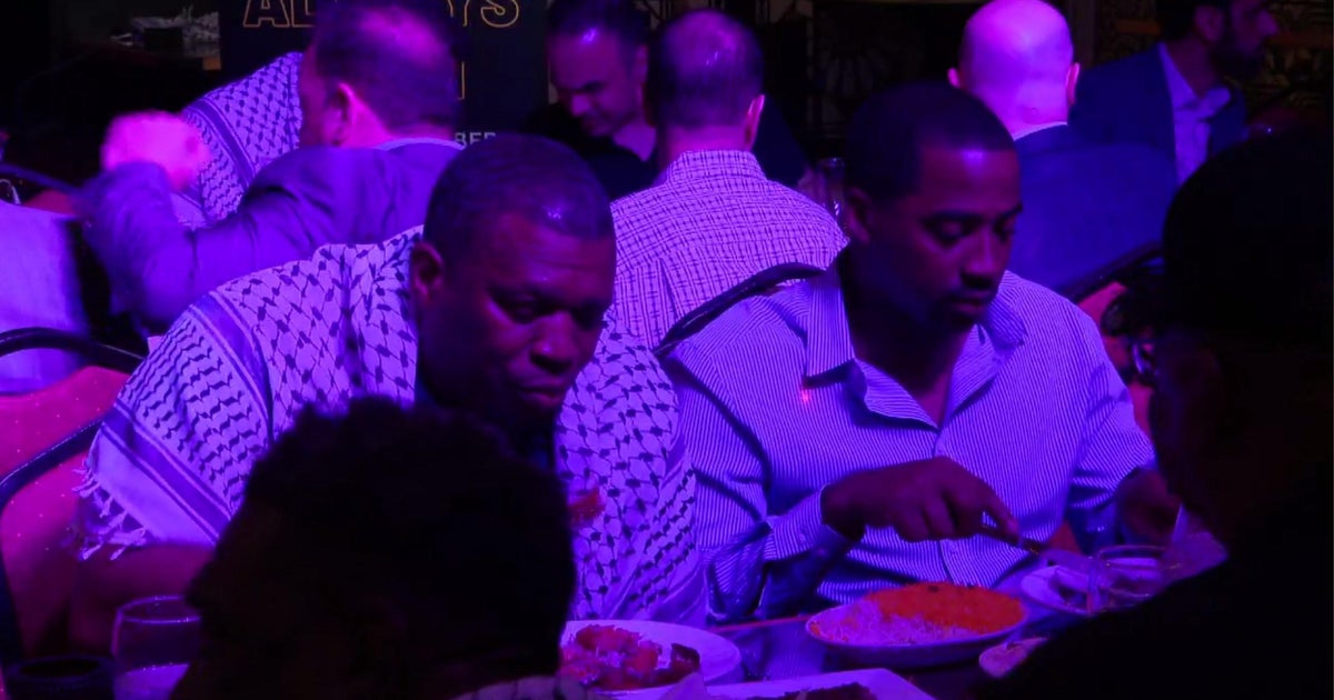 Arab business group hosts aldermen for Ramadan event - CBS Chicago