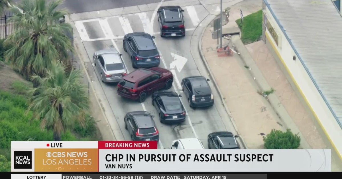 Pursuit suspect makes aggressive lane changes - CBS Los Angeles