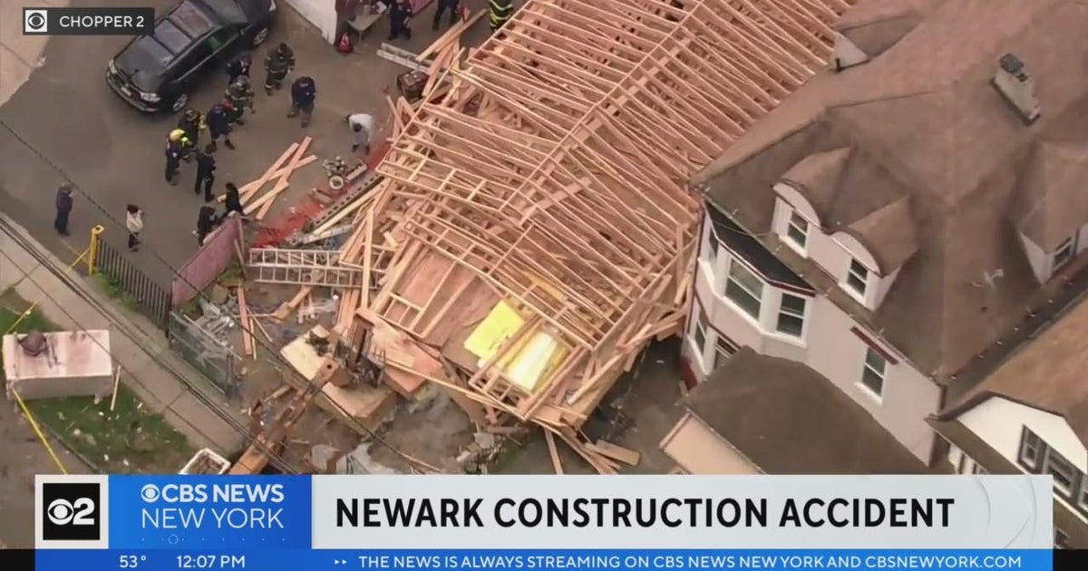 Wooden beams collapse at construction site - CBS New York