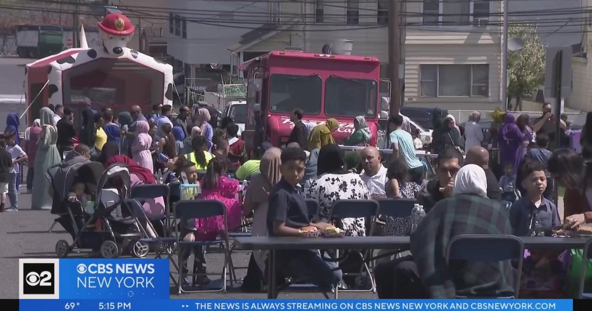 Muslims in Paterson celebrate Eid al-Fitr - CBS New York