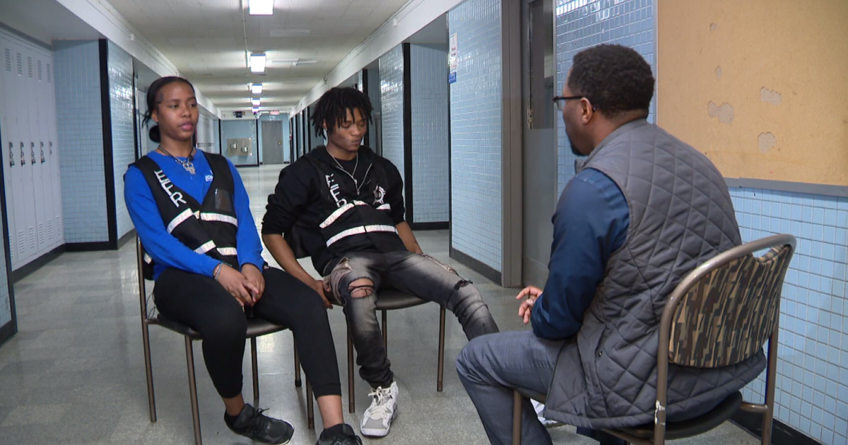 Young people fear Loop chaos could mean more racial profiling - CBS Chicago