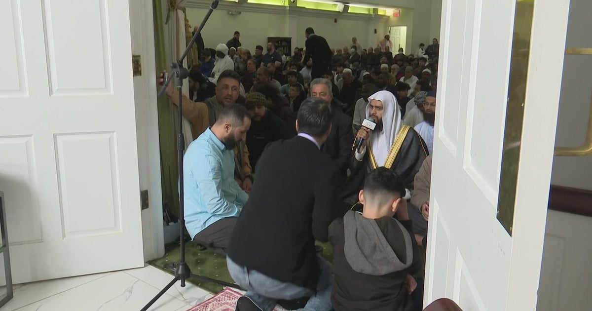 Islamic Center of Wheaton hosts large prayer service for Eid - CBS Chicago