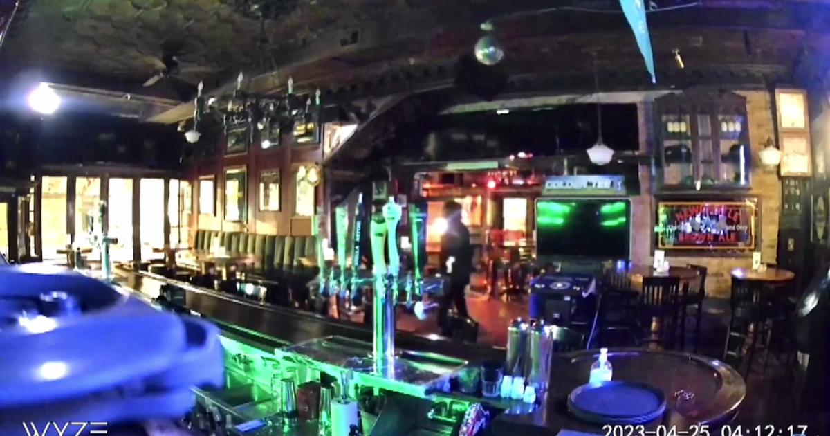 Three West Town, Near West Side bars hit with break-ins - CBS Chicago