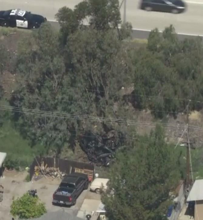 SUV crashes off 118 Freeway, next to home's backyard - CBS Los Angeles