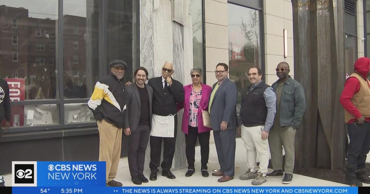 Statue honoring late rapper Heavy D unveiled in Mount Vernon - CBS New York